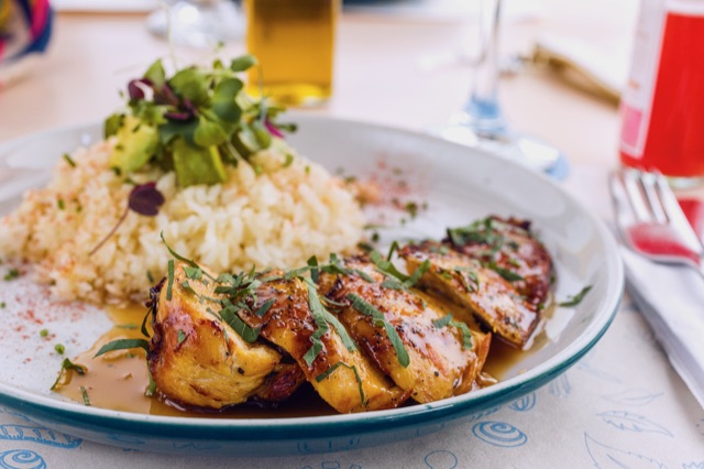 PECHUGA DE POLLO CAMPESINO A LA PARRILLA CON SALSA DE MIEL, ACOMPAÑADO ...