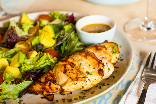 PECHUGA DE POLLO CAMPESINO A LA PARRILLA CON ENSALADA VERDE – Malu ...